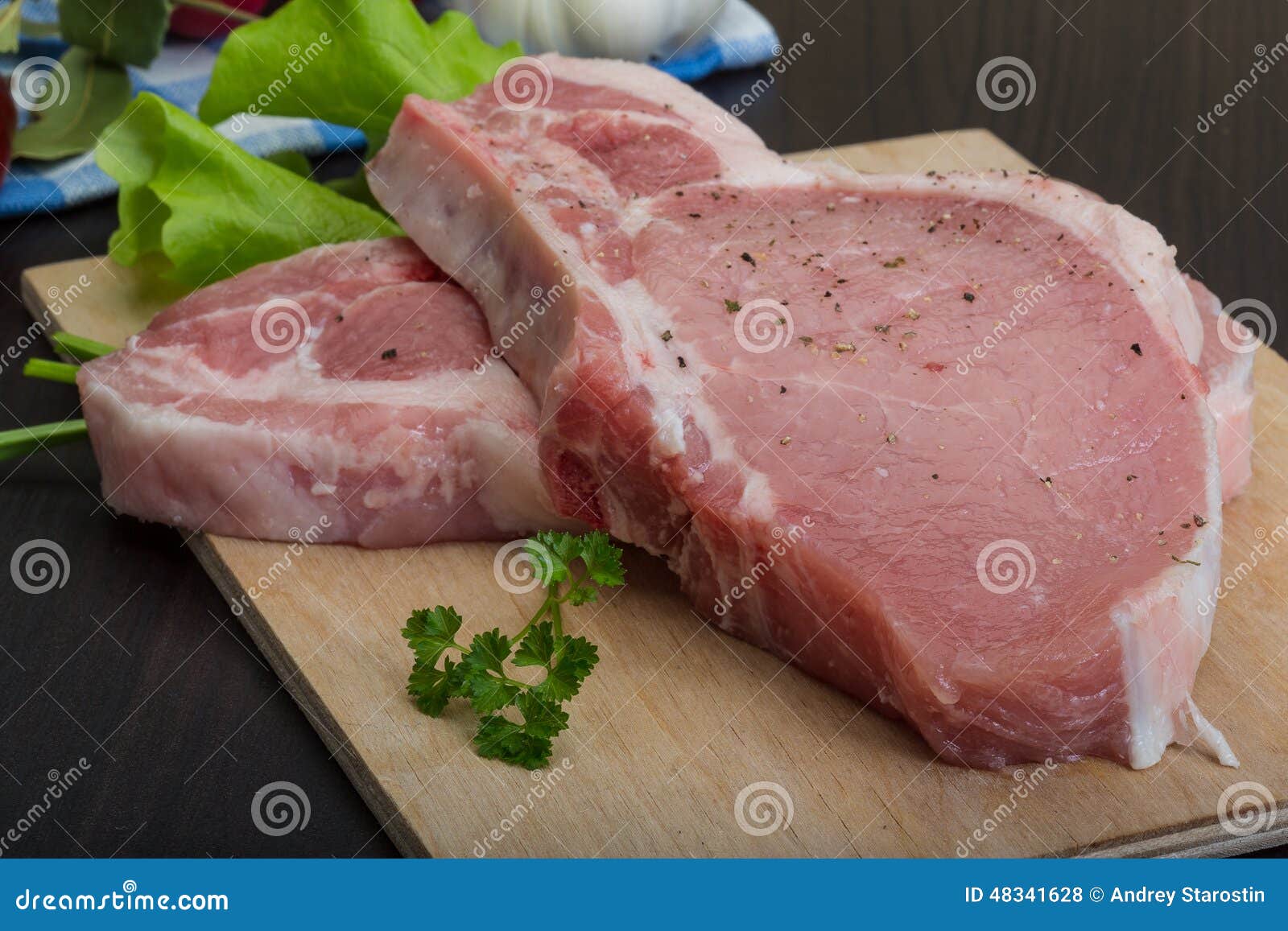 Bife cru do T-Bone foto de stock. Imagem de churrasco - 48341628