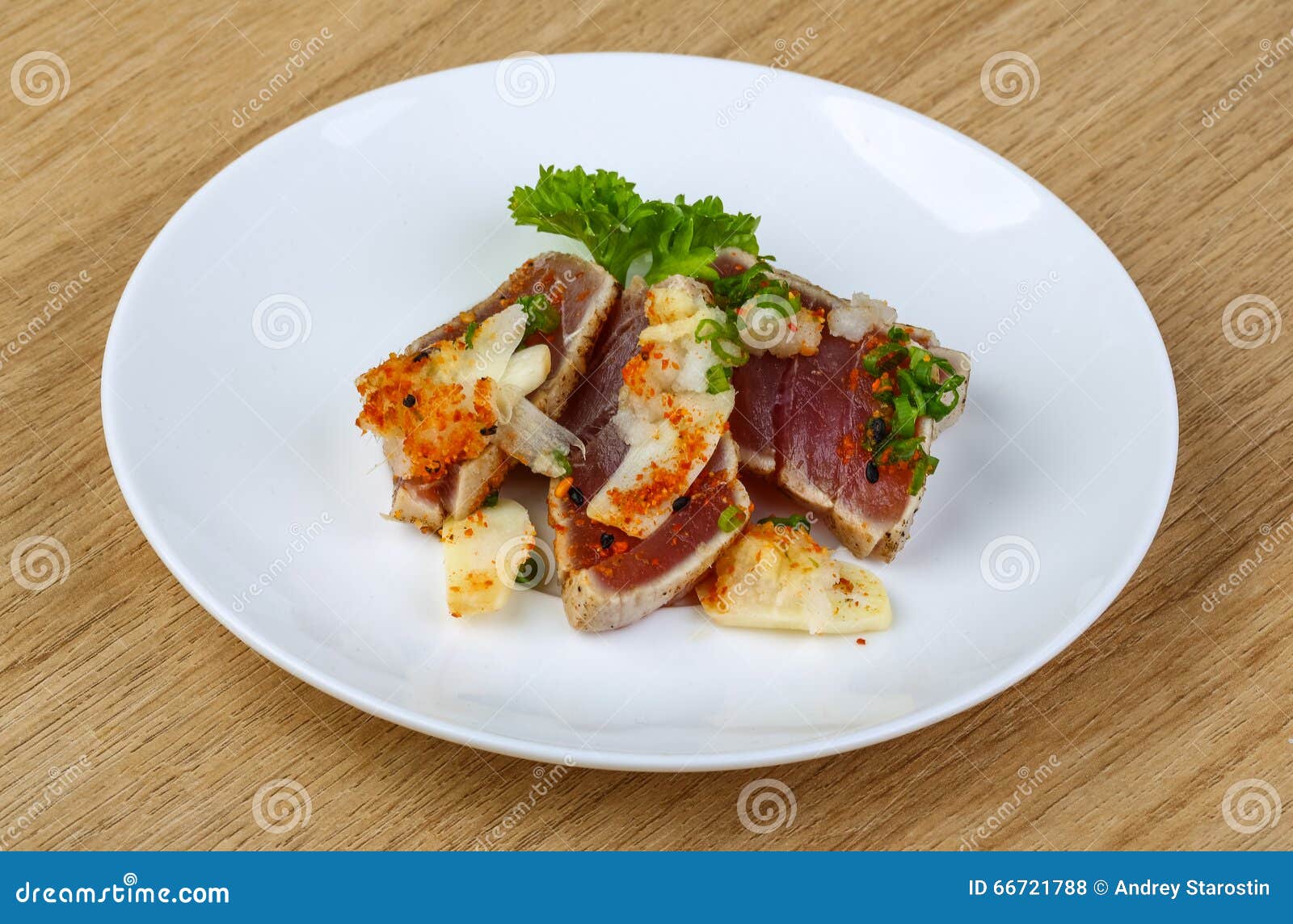 Bife de atum do assado foto de stock. Imagem de branco - 66721788