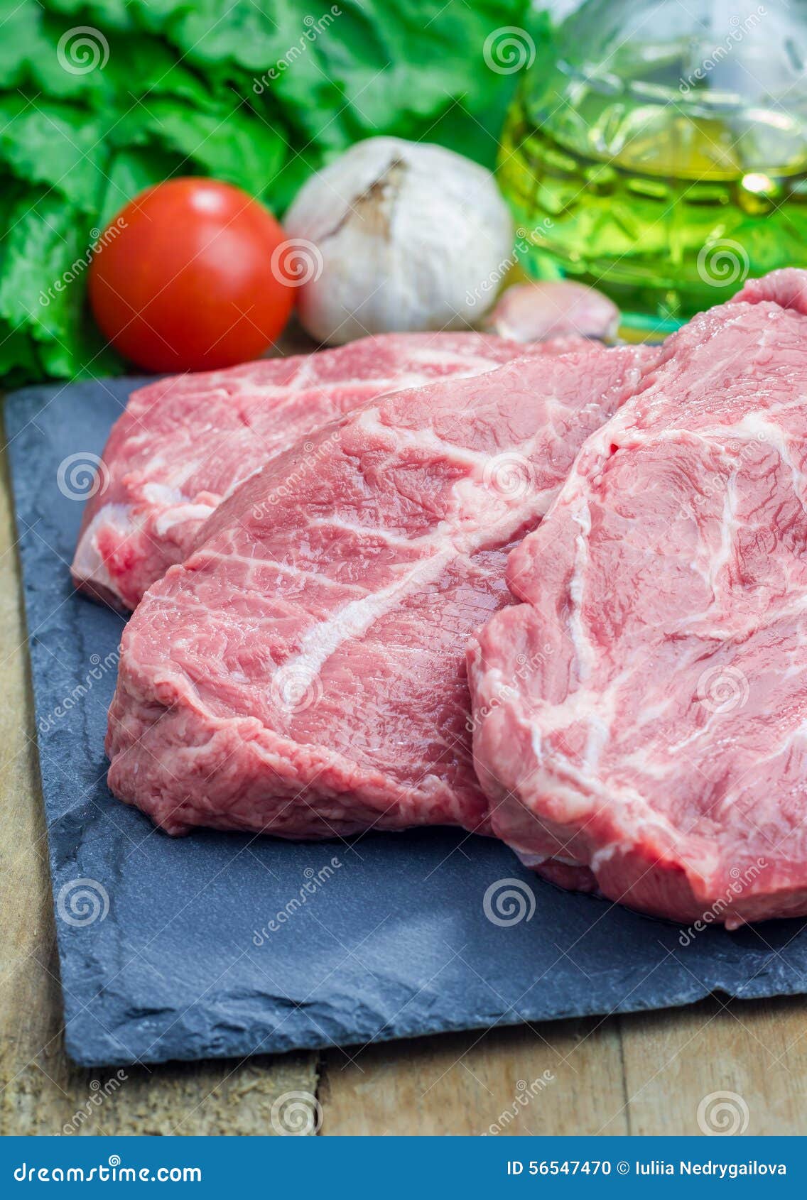 Bife de carne cru foto de stock. Imagem de fresco, ingrediente - 56547470