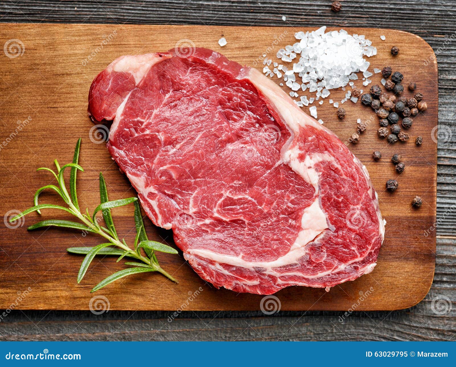 Bife de carne cru imagem de stock. Imagem de corte, lombo - 63029795