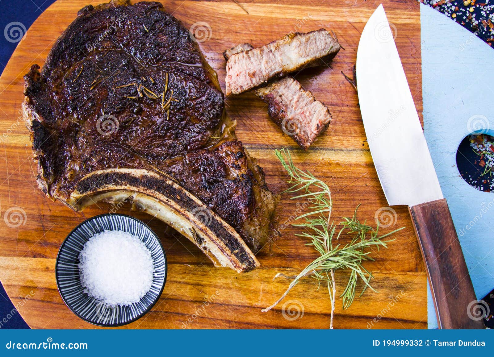 Bife De Carne Na Prancha De Madeira Pimenta Salgada E Rosmaninho. Bife ...