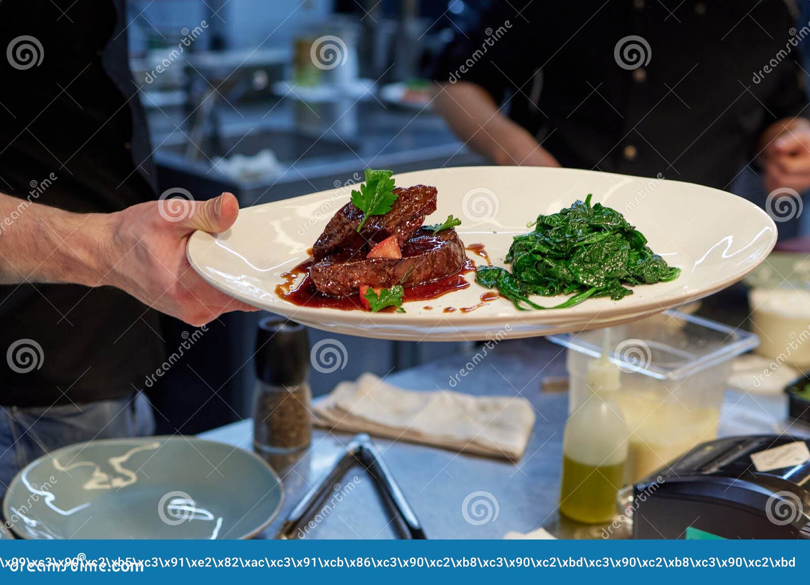 Bife De Lombo De Lombo Embalado Em Bacon Com Molho Vermelho E Espinafre ...