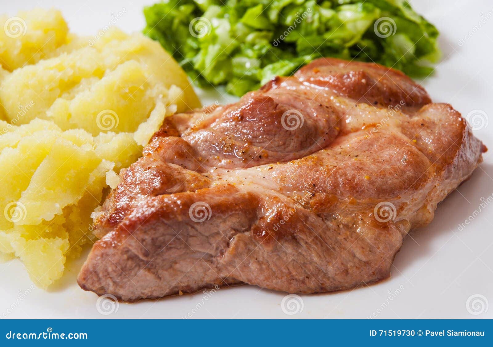 Bife De Vaca Da Carne Com Batatas E Salada Trituradas Dos Vegetais Foto ...
