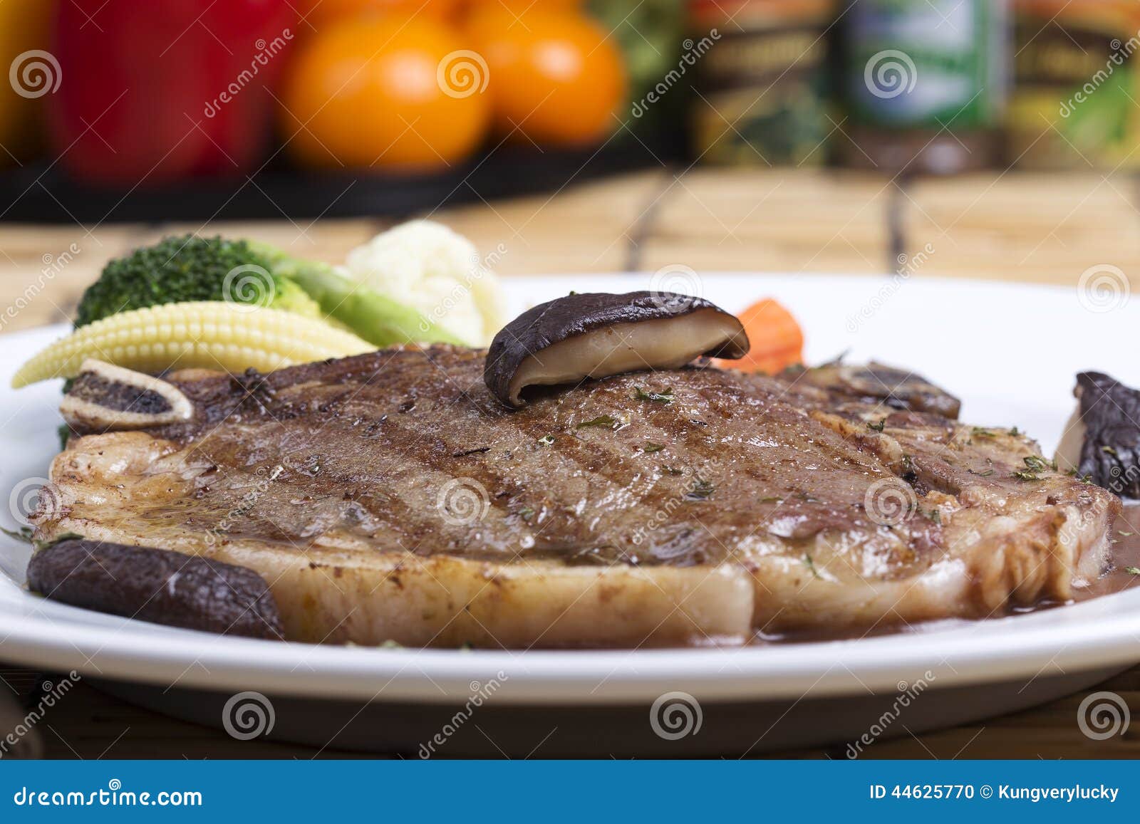 Bife do lombo foto de stock. Imagem de delicioso, jantar - 44625770