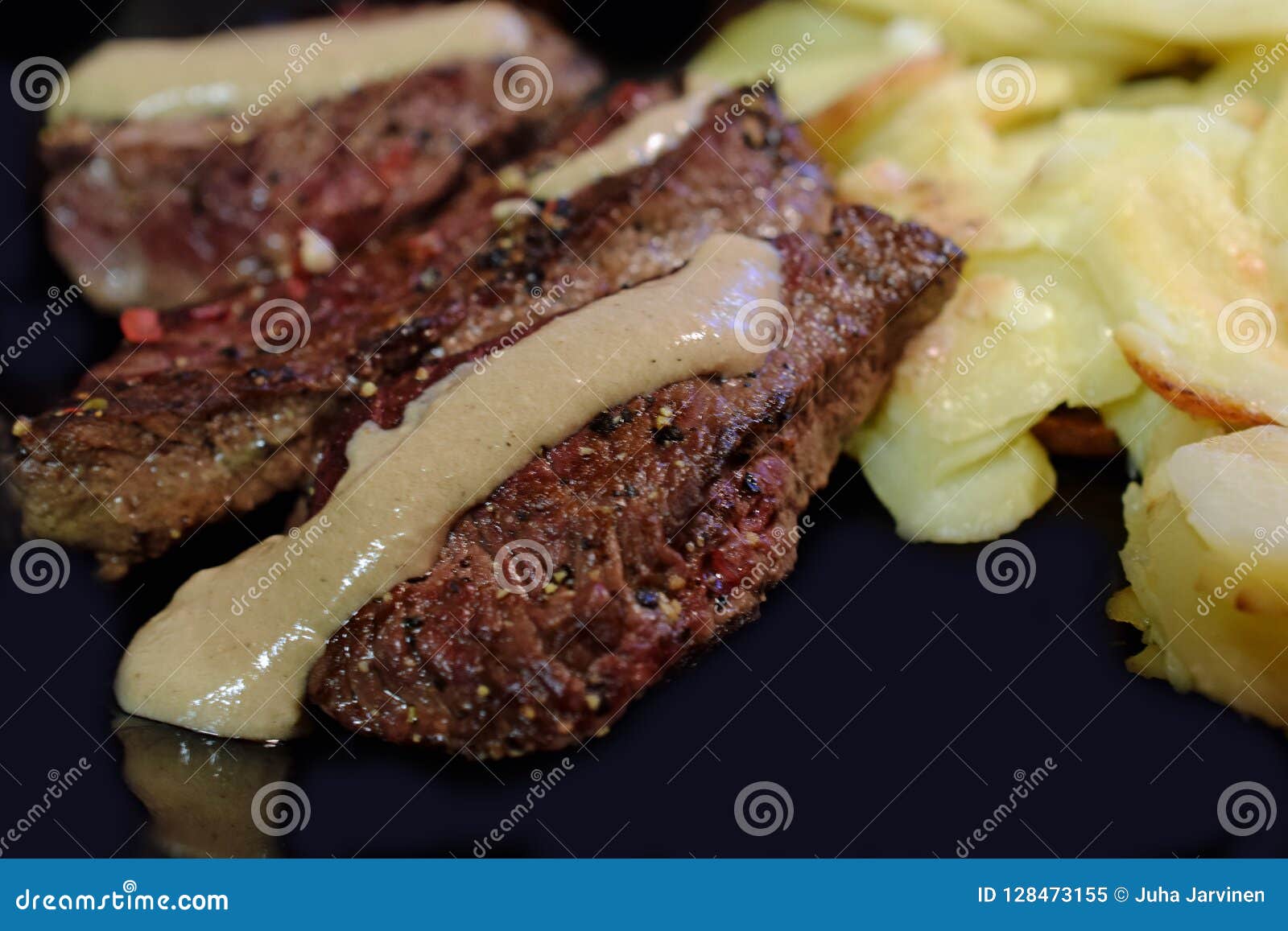 Bife Do Lombo Com Molho De Pimenta E As Batatas Cremosas Do Alho Imagem ...