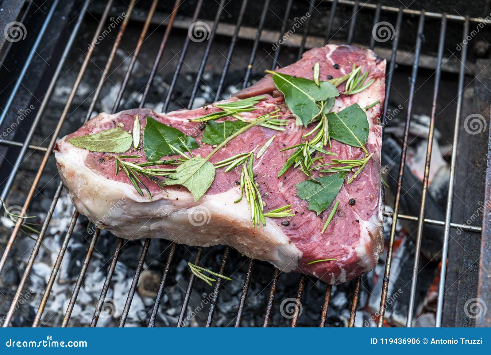 Bife Do Lombo Cru Com a Erva Que Cozinha Na Grade Foto de Stock ...