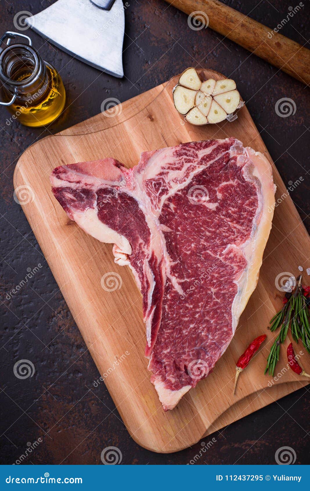 Bife Do Lombo Cru Com Especiarias Imagem de Stock - Imagem de fundo ...