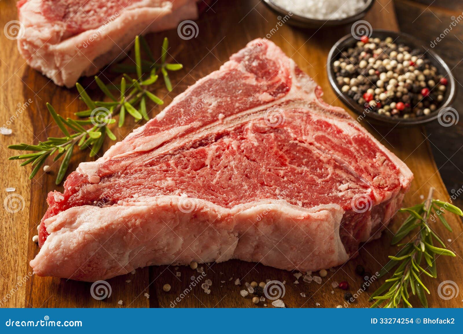 Bife do lombo cru grosso foto de stock. Imagem de vermelho - 33274254