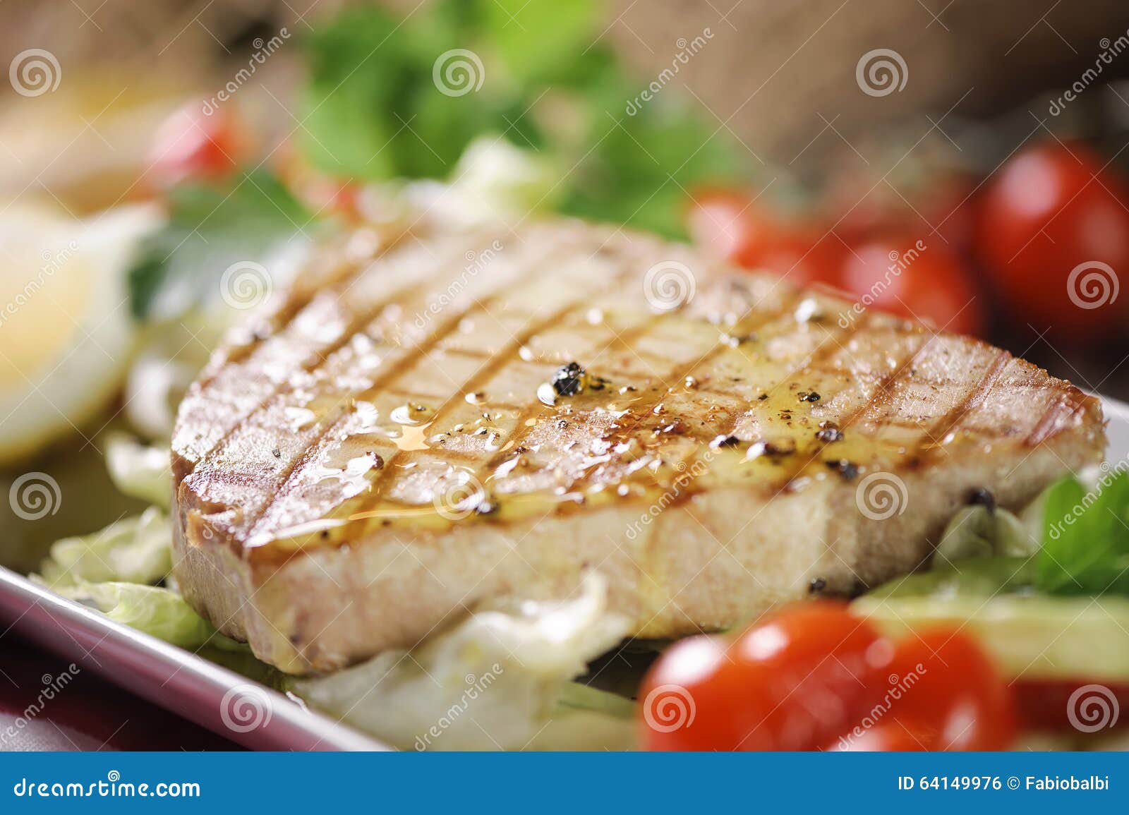 Bife grelhado do atum foto de stock. Imagem de tempero - 64149976