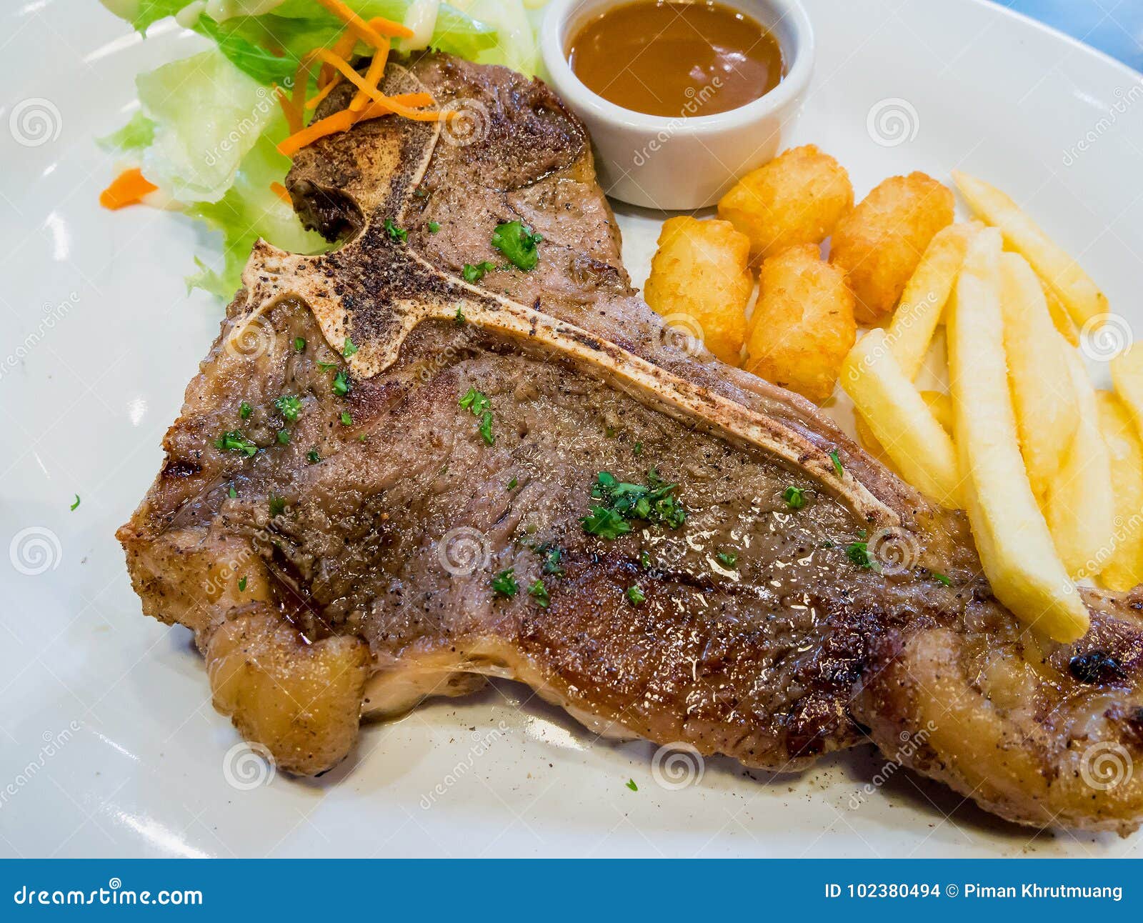 Bife grelhado do T-bone foto de stock. Imagem de bife - 102380494