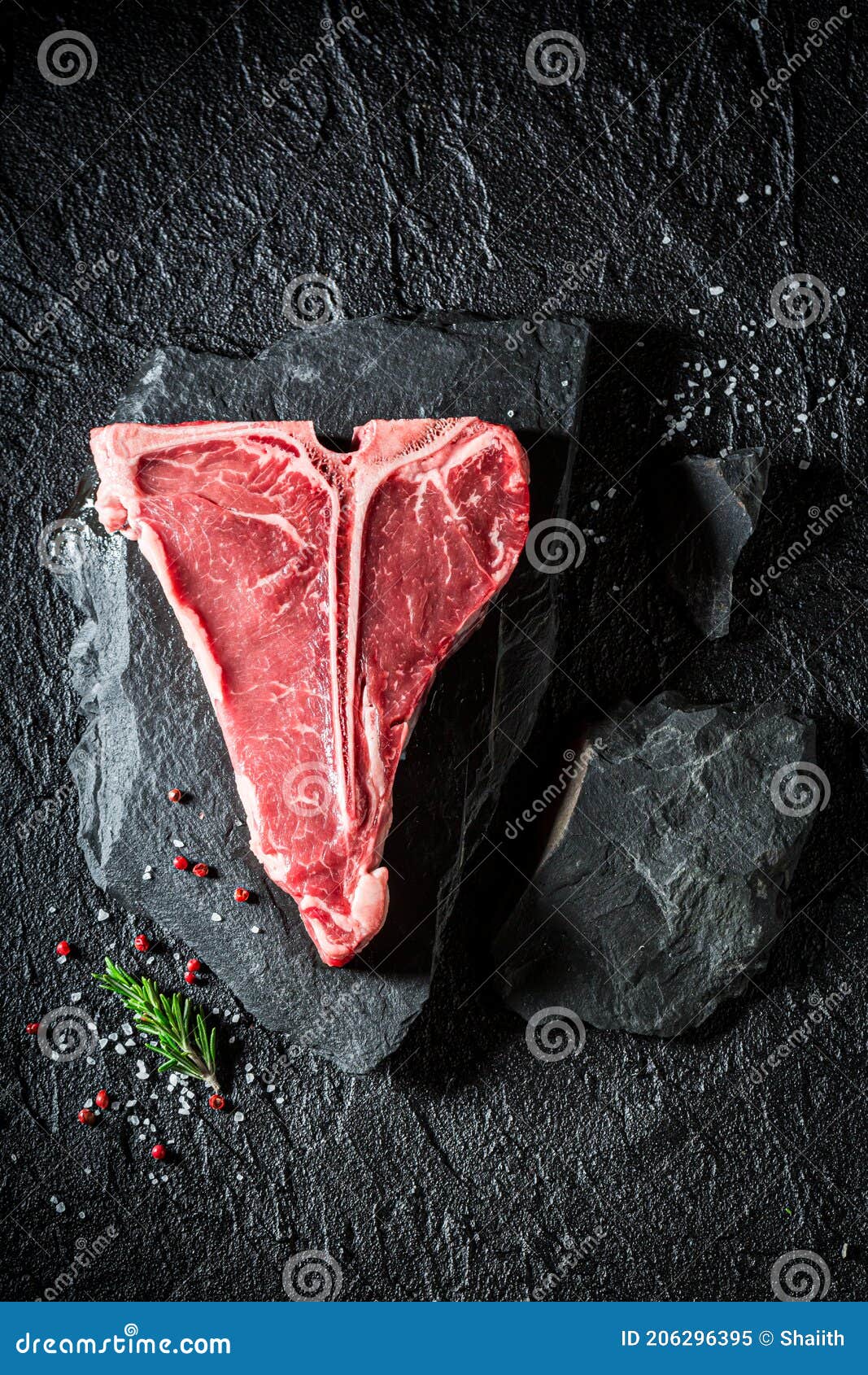 Bife Vermelho E Cru Com Pimenta Salgada E Rosmaninho Imagem de Stock ...