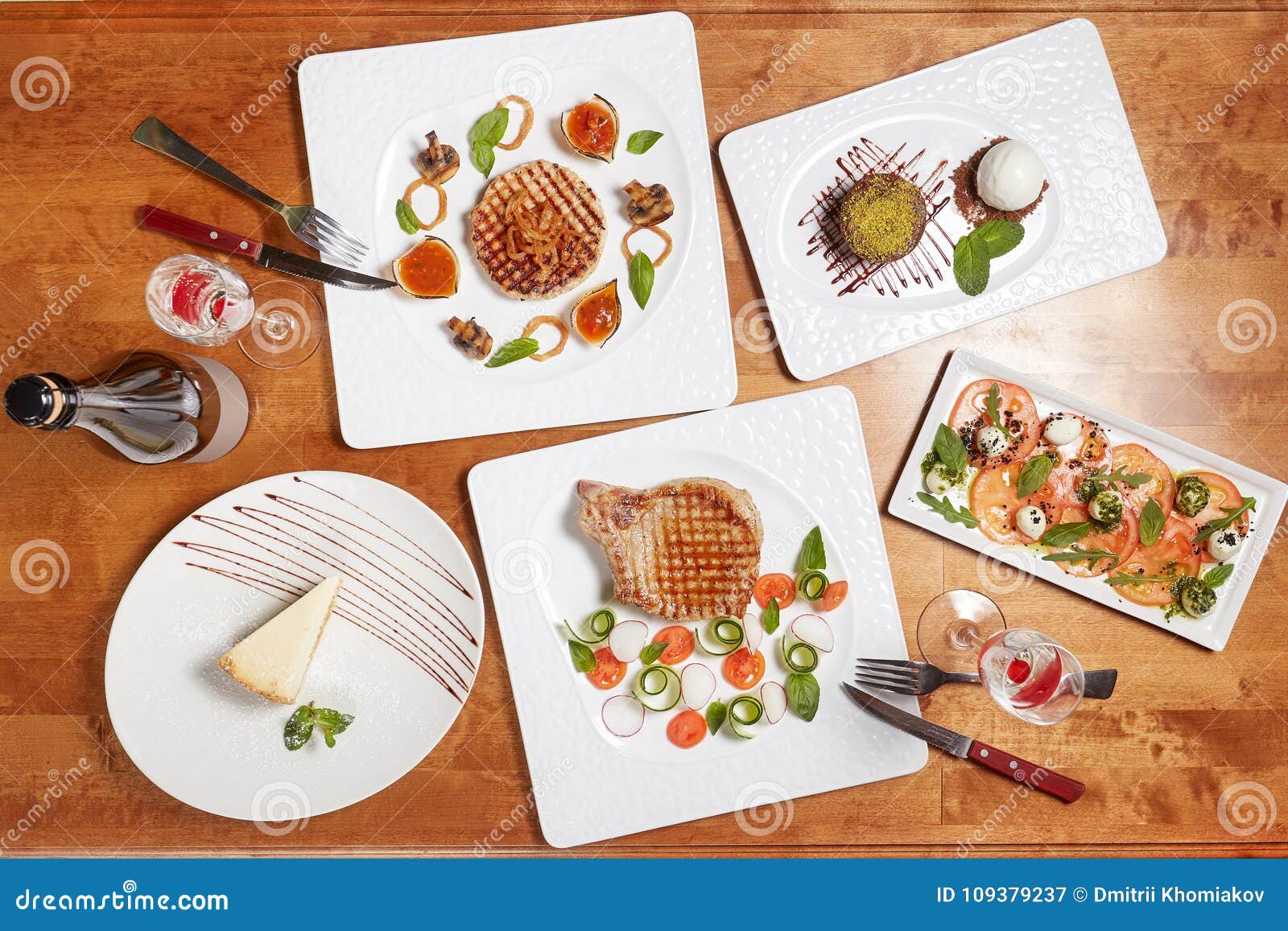 Bifes De Vaca Grelhados Da Carne Com Vegetais E Salada Caprese Imagem ...