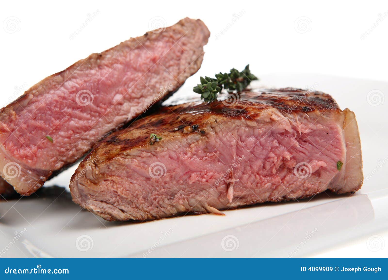 Bifteck d'aloyau rare image stock. Image du dîner, fermer - 4099909
