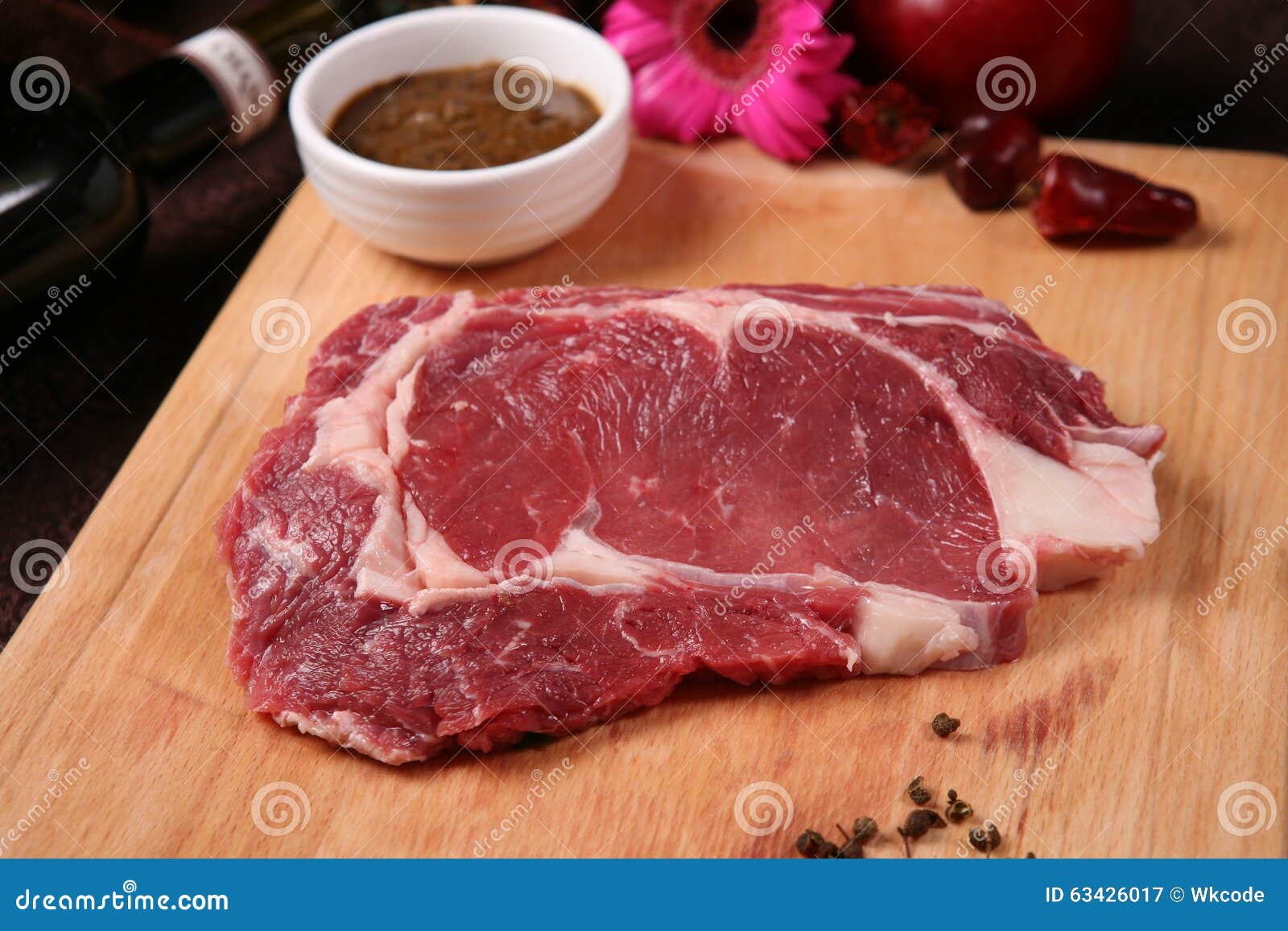 Bifteck de boeuf cru image stock. Image du rouge, boeuf - 63426017