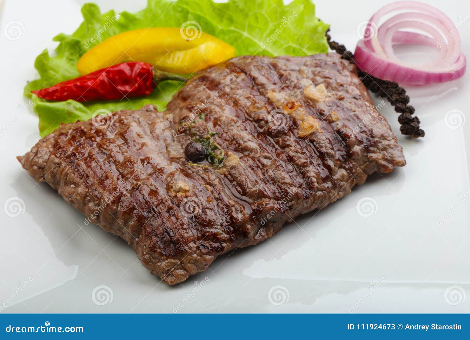 Bifteck de boeuf grillé image stock. Image du biftek - 111924673