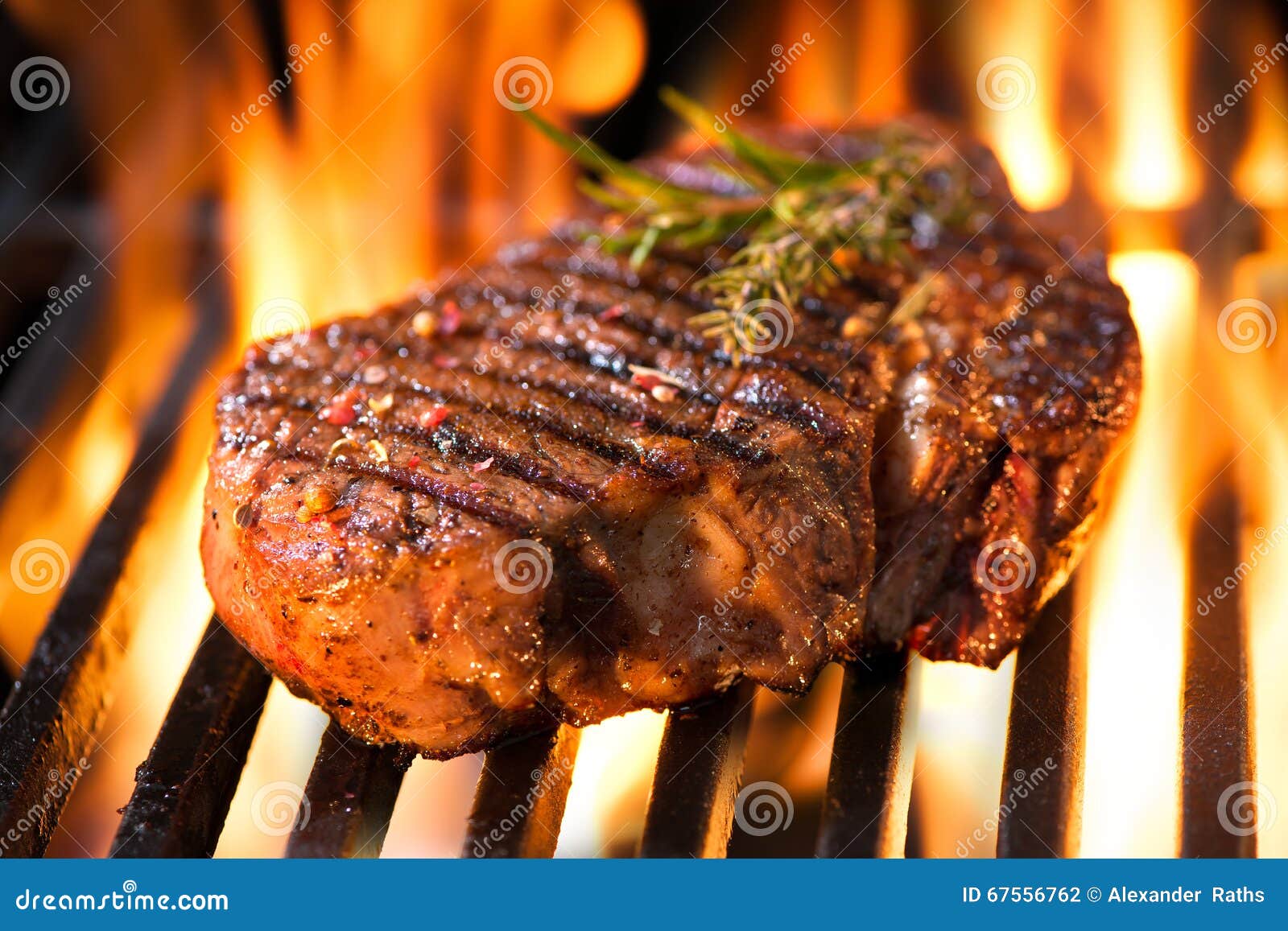 Bifteck De Boeuf Sur Le Gril Photo stock - Image du chaud, herbe: 67556762