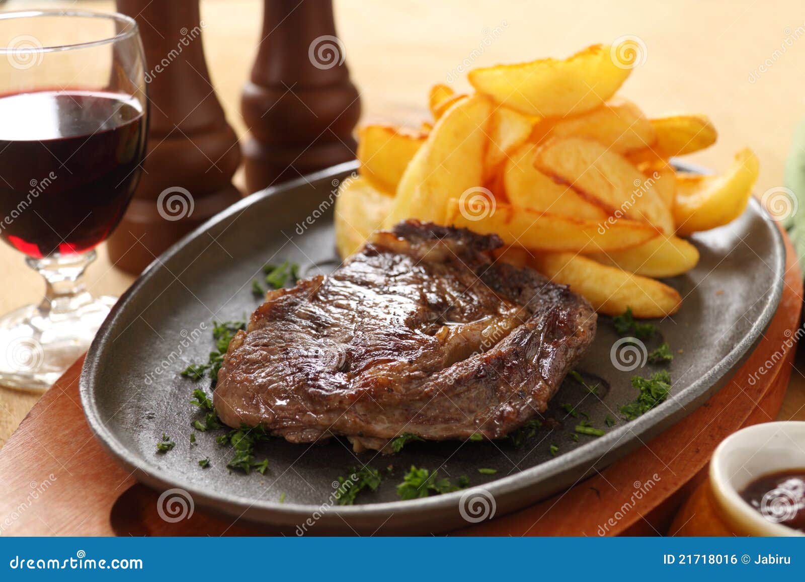 Bifteck et pommes chips photo stock. Image du saveur - 21718016