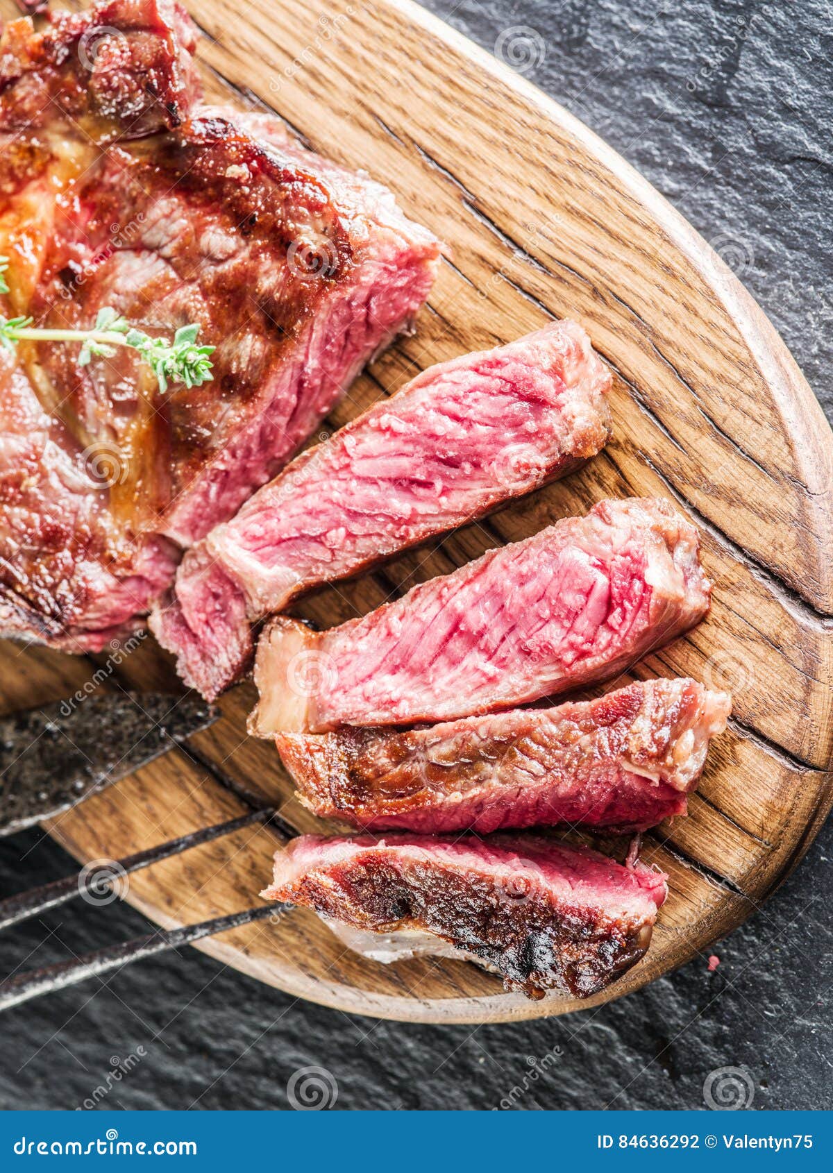 Bifteck moyen de Ribeye photo stock. Image du support - 84636292