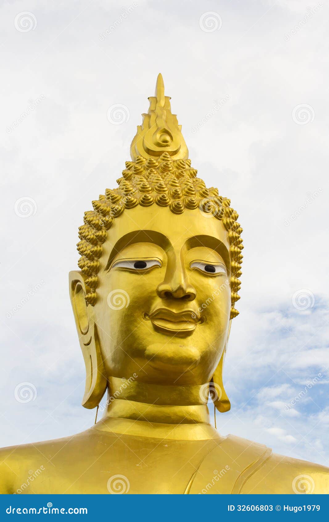 Statue Of Smiling Face On South Bridge To Entrance Of Angkor Thom ...
