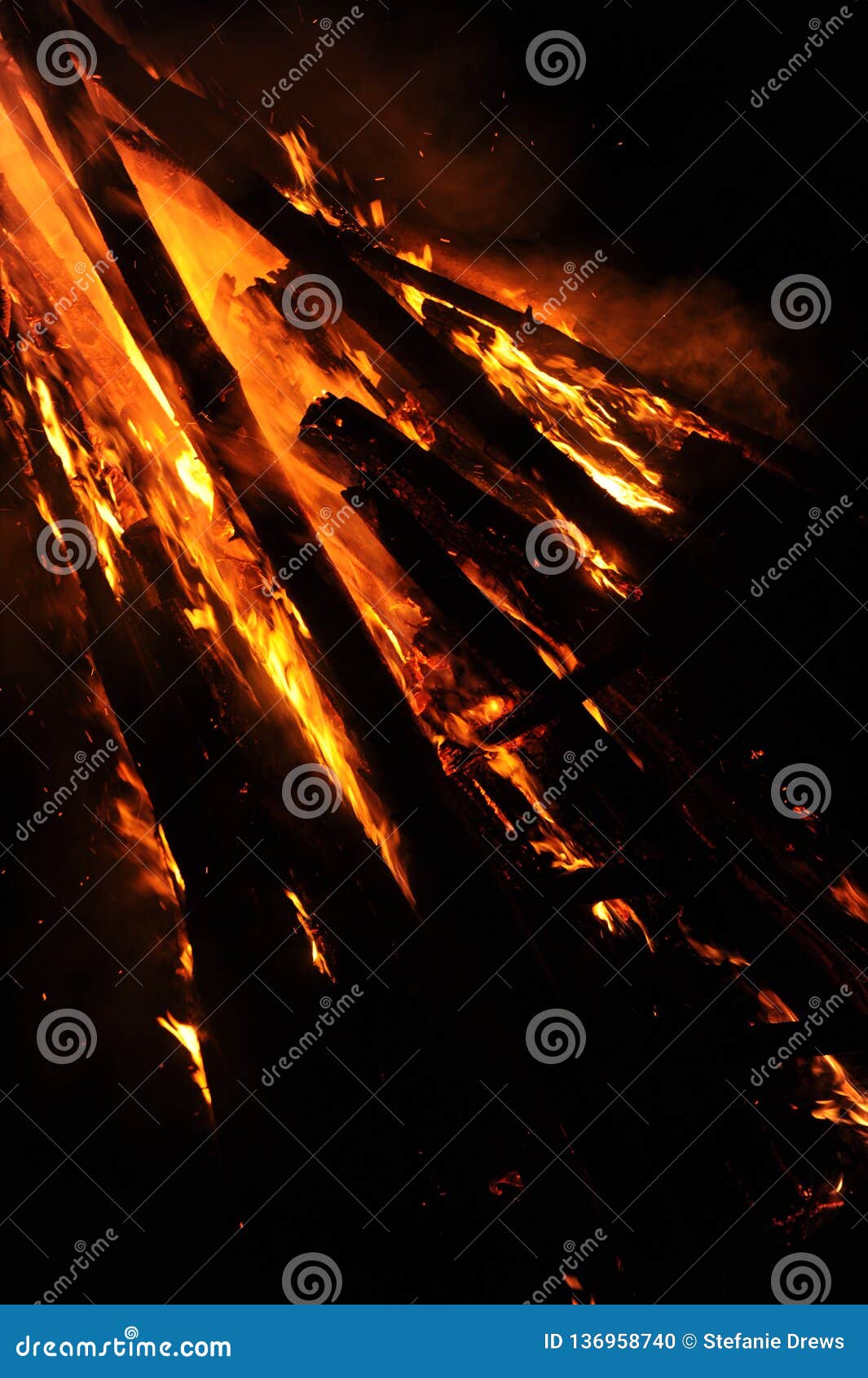 A big campfire at night stock photo. Image of heizen - 136958740