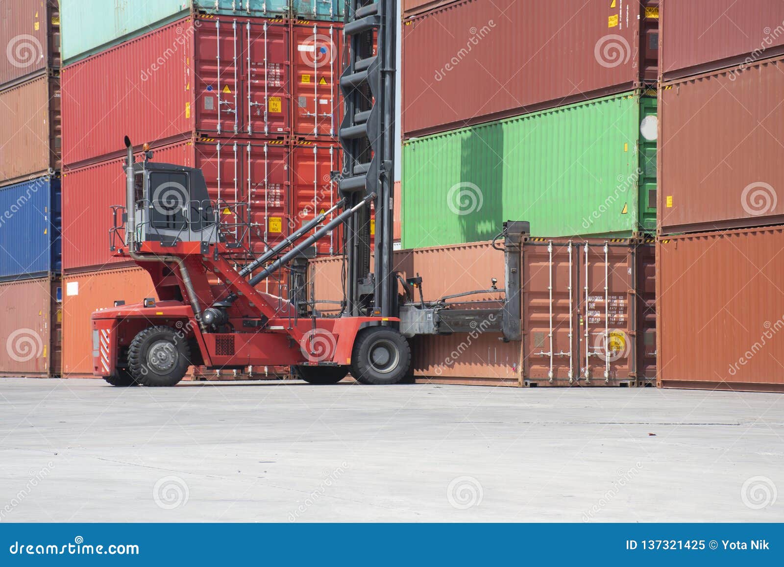 Big Container Reach Stacker is Lifting 40` High Cube Container Stock ...