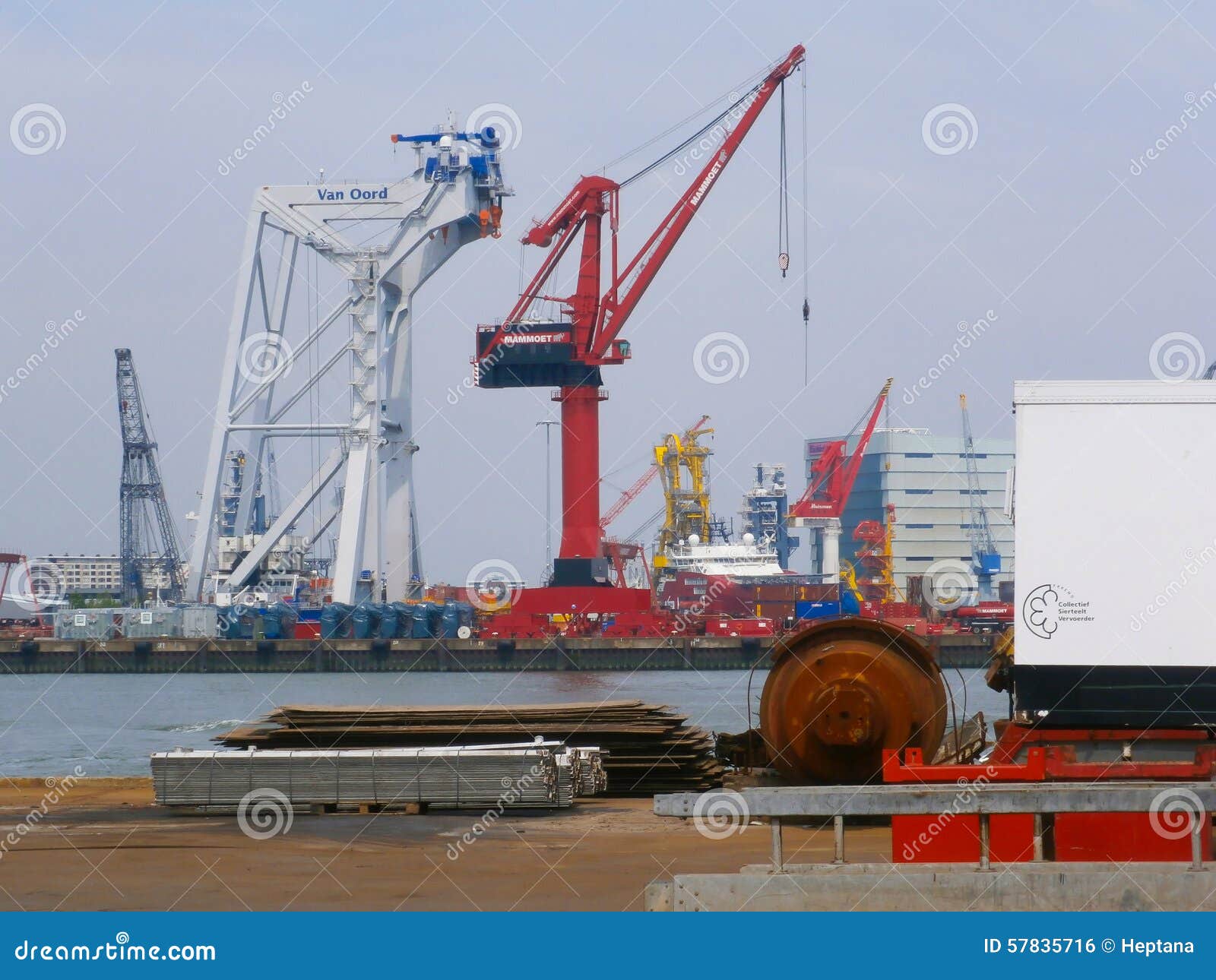 Big crane editorial photo. Image of lift, machinery, construction ...
