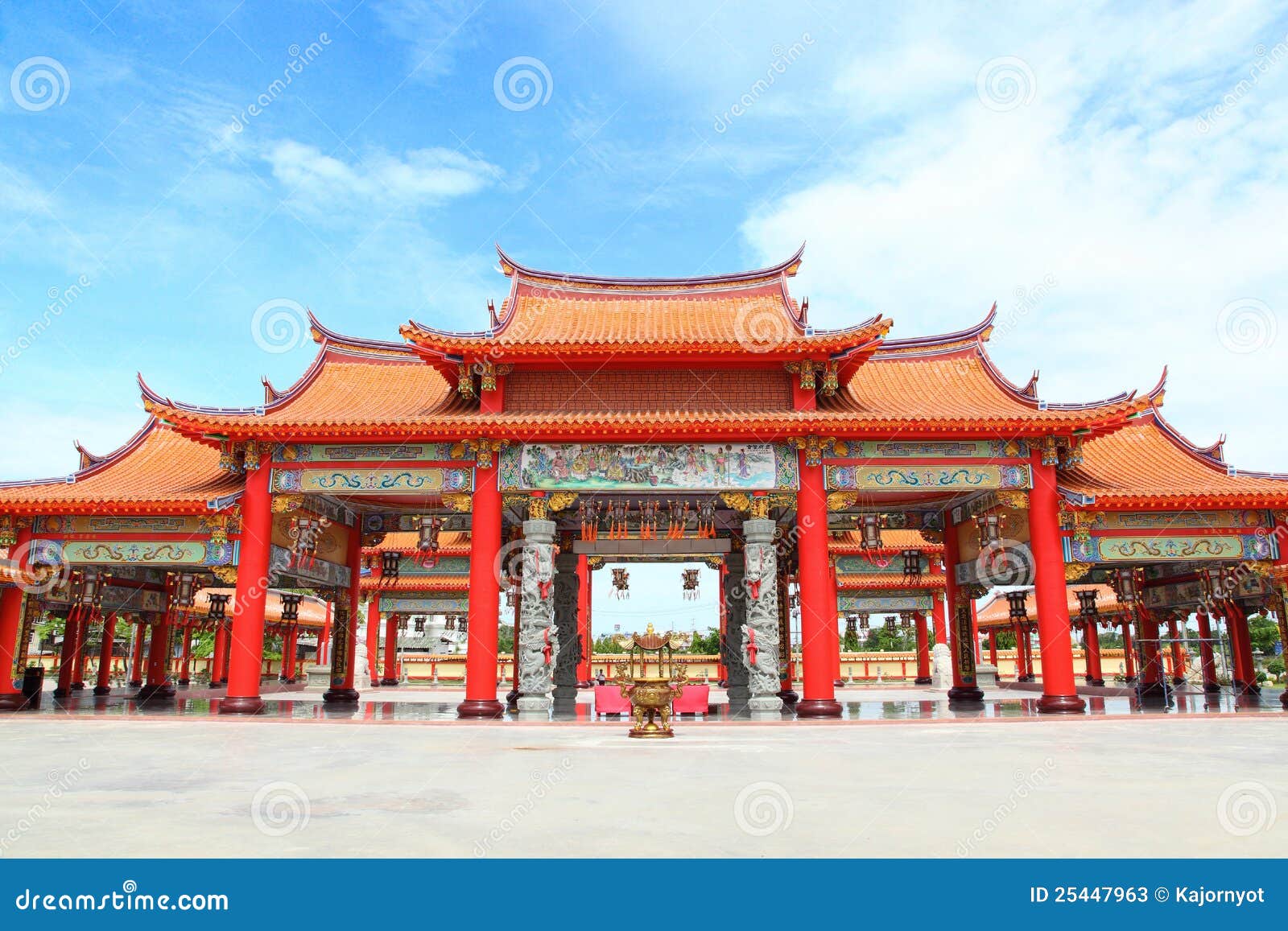 The Big Entry of China Temple at Thumkatunyoo Stock Image - Image of ...