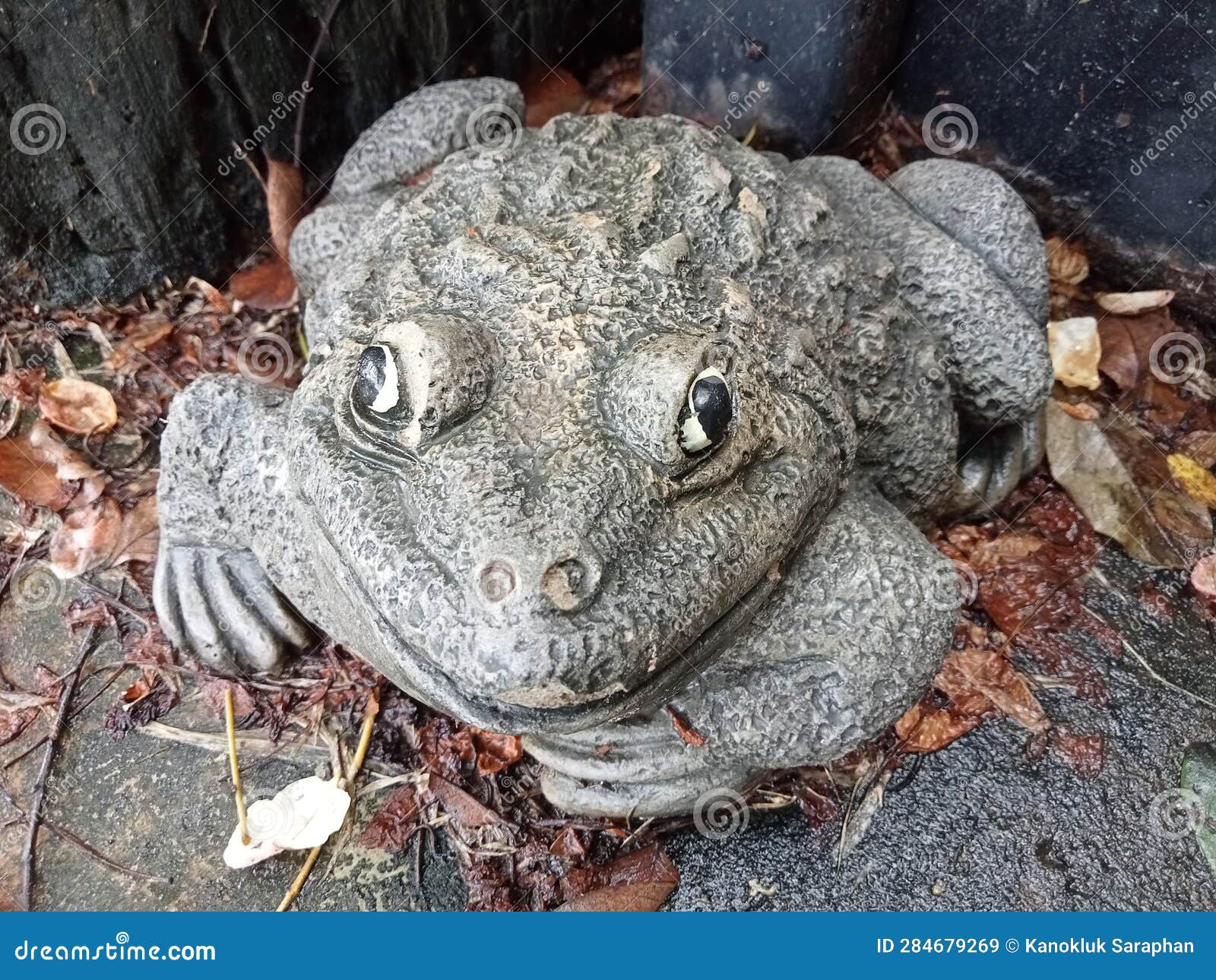 Frogstatue stock image. Image of outdoor, nature, garden - 284679269