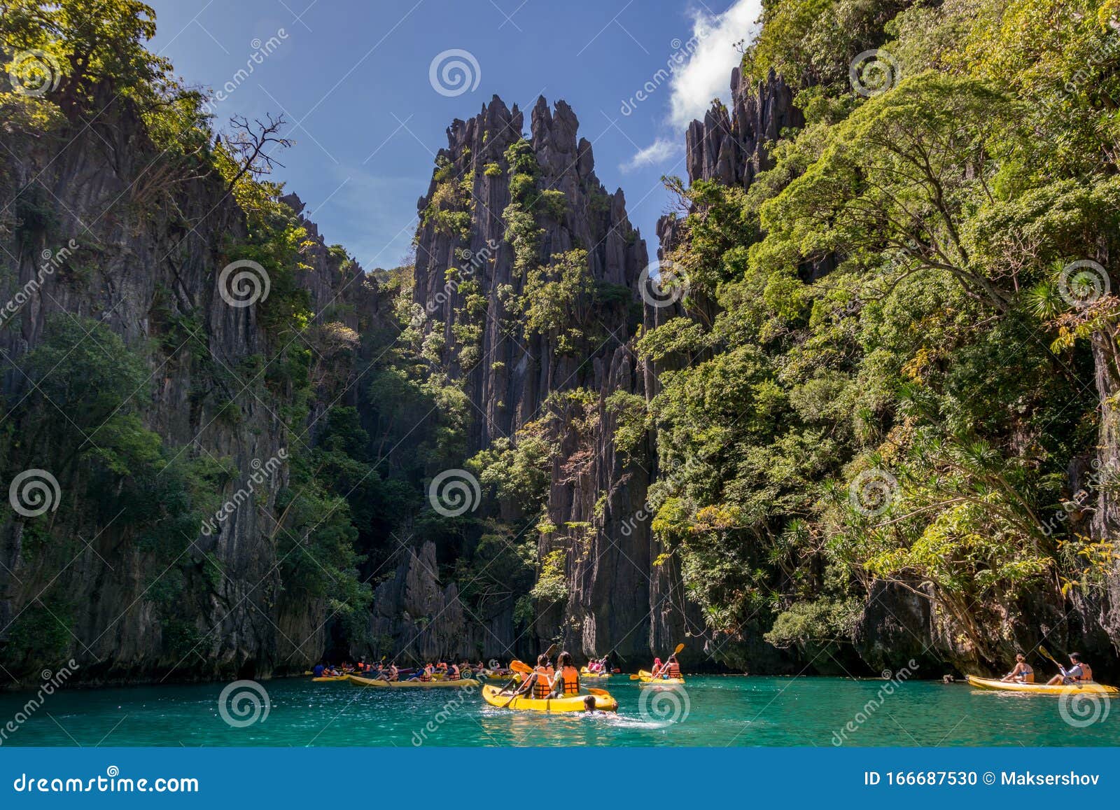 Big Lagoon Surrounded by Rocks, El Nido Palawan Philippines Editorial ...