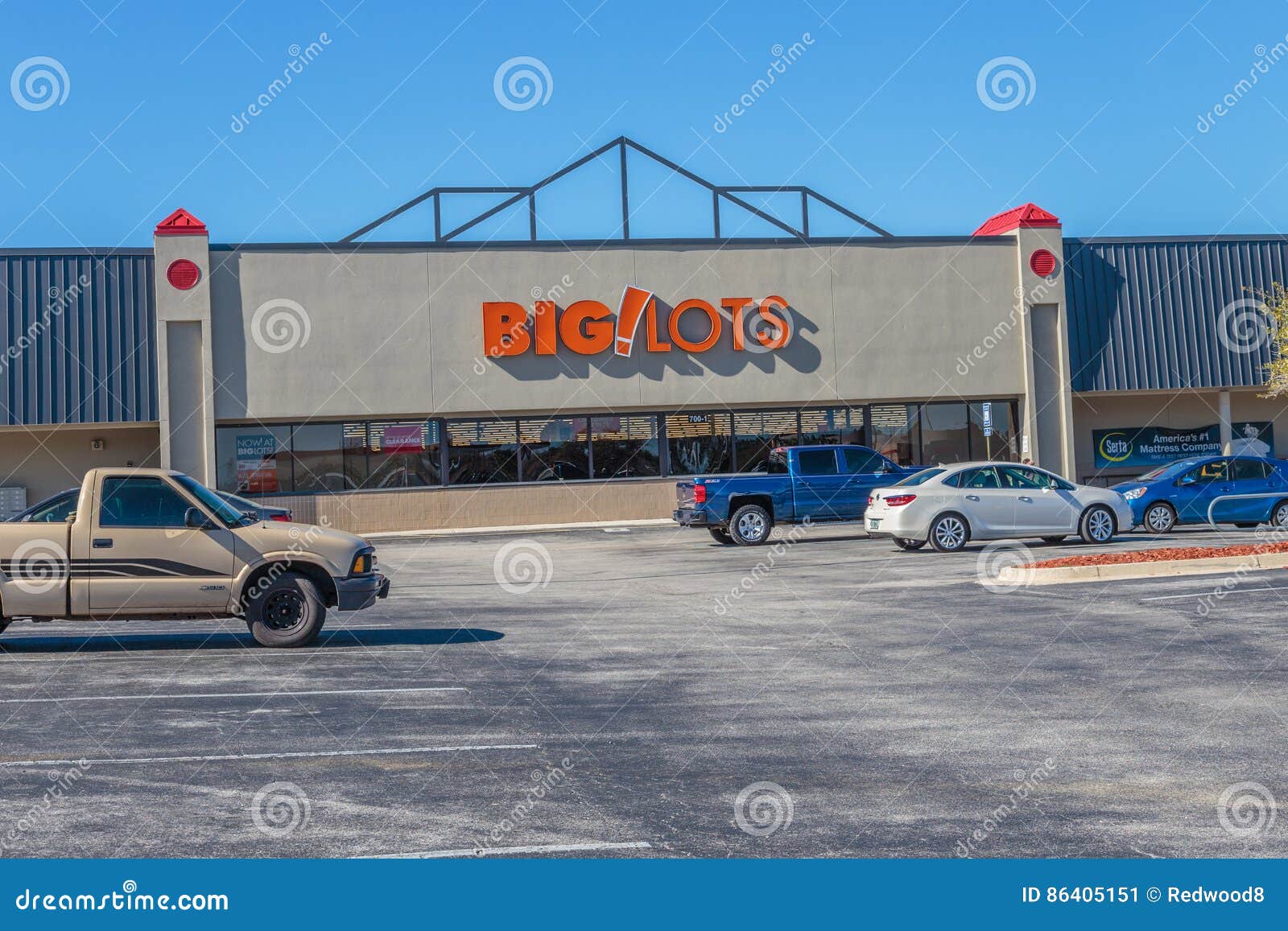 Big Lots Department Store editorial photo. Image of carolina - 86405151