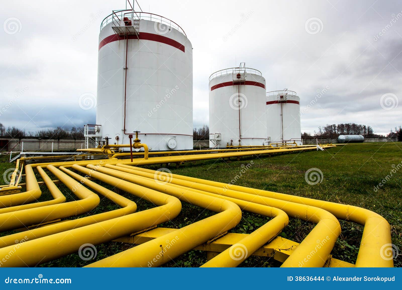 Big Oil Tanks in a Refinery Stock Photo - Image of tank, storage: 38636444