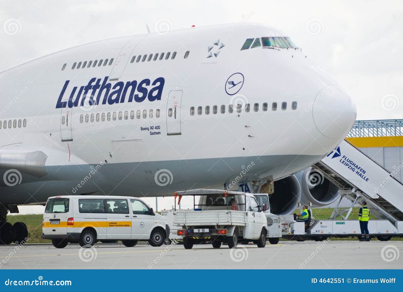 Big passenger aircraft editorial photo. Image of lufthansa - 4642551
