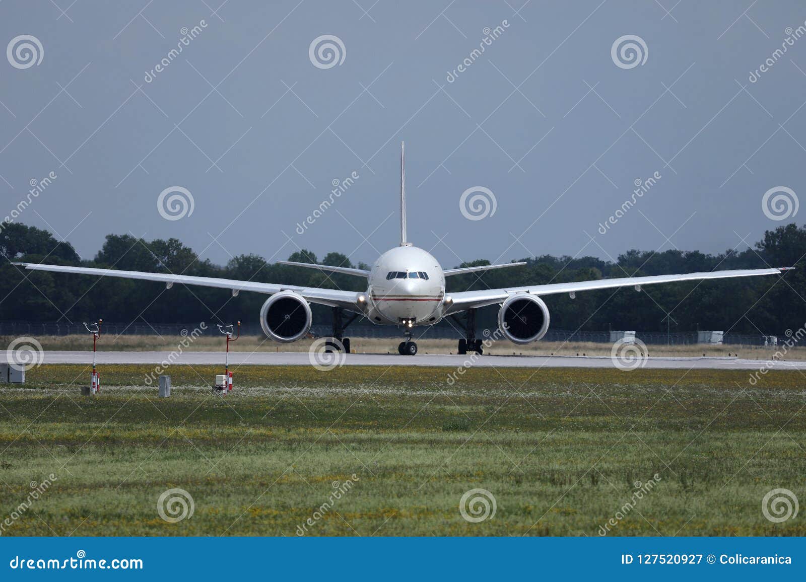 Big plane, front view editorial photography. Image of planespotter ...