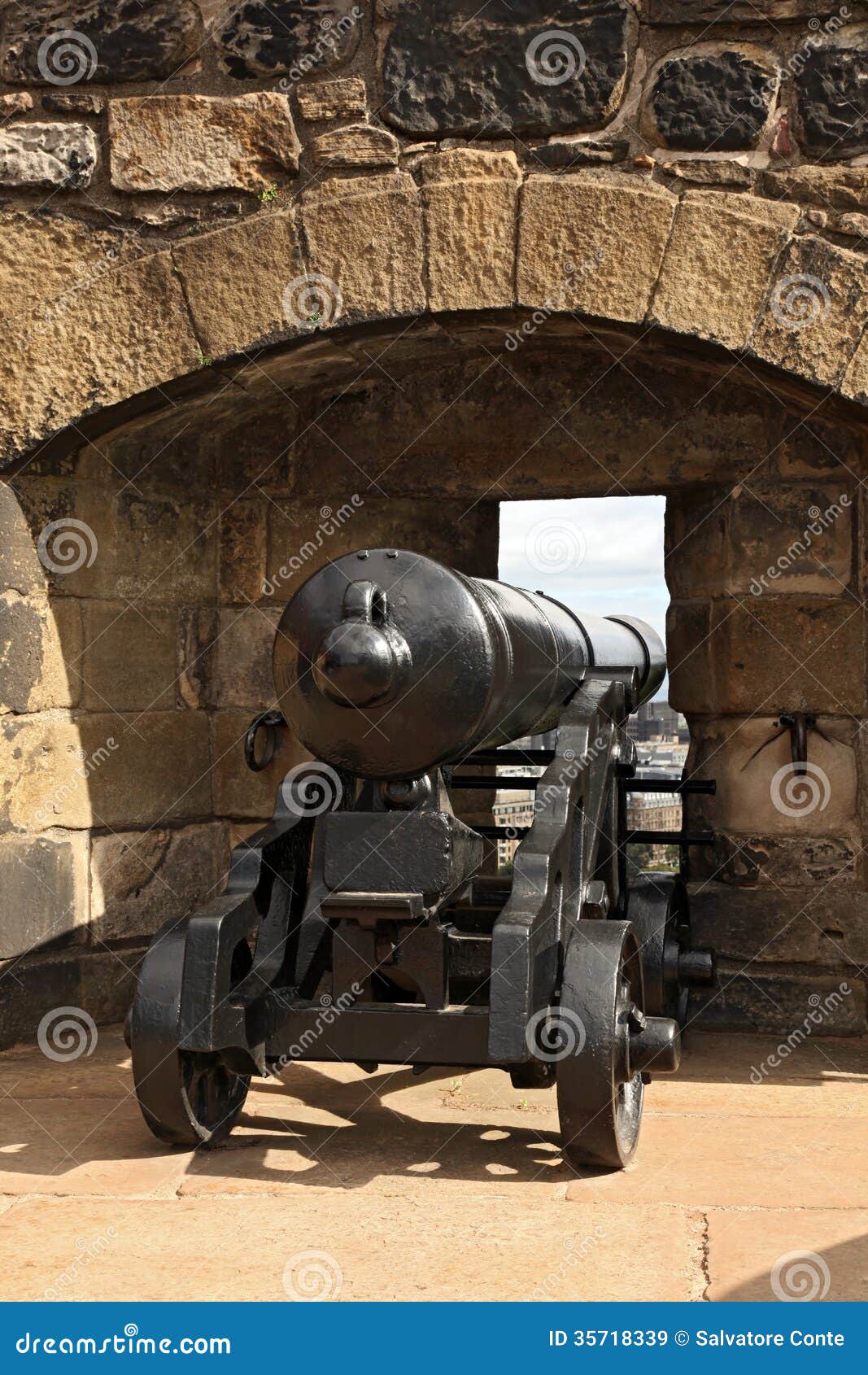 Big Renovated Cannon on Edinburgh Castle Stock Image - Image of famous ...