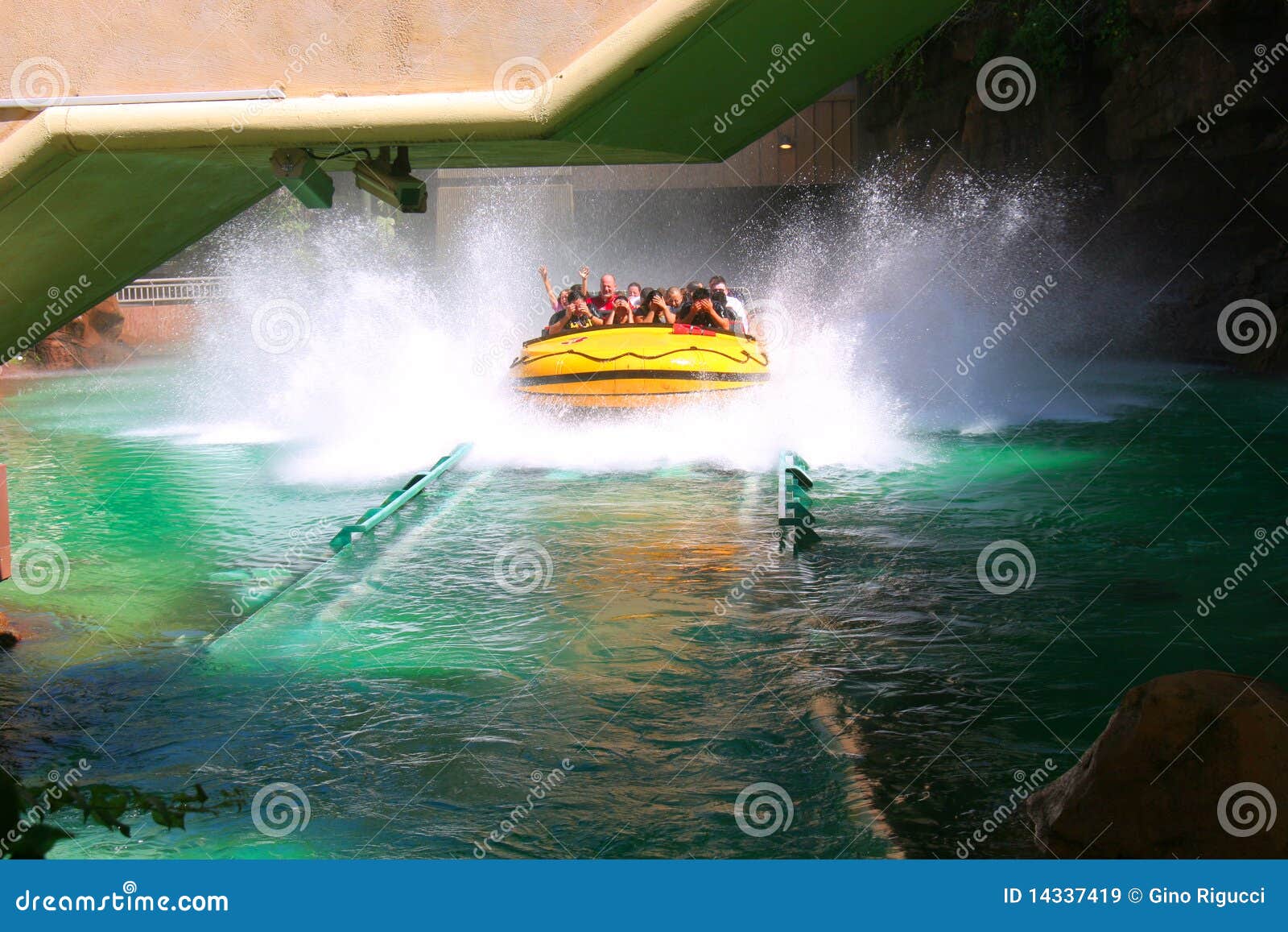 A big splash. editorial stock image. Image of cameras - 14337419