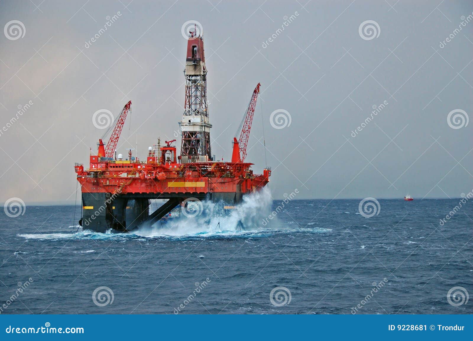 Big Waves Hitting A Semi Submersible Drilling Rig Stock Image - Image ...