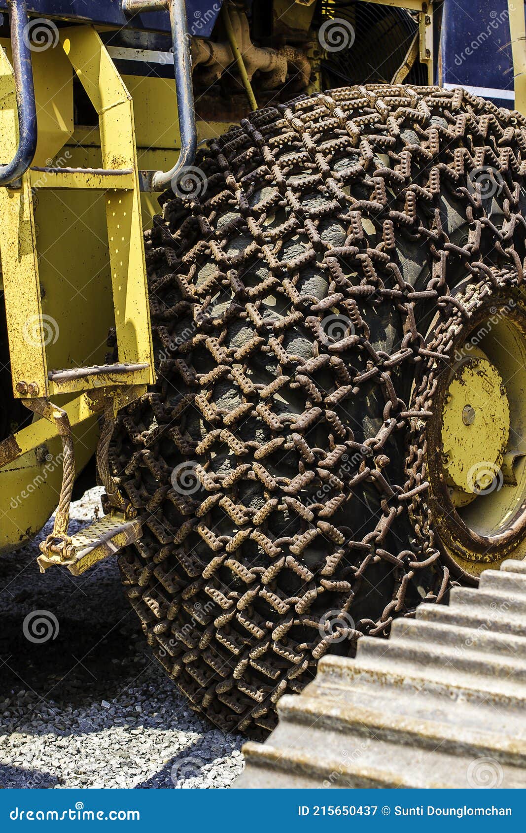 Excavator Wheel with Anti-slip Chain , Big Wheels with Anti-slip Chains ...