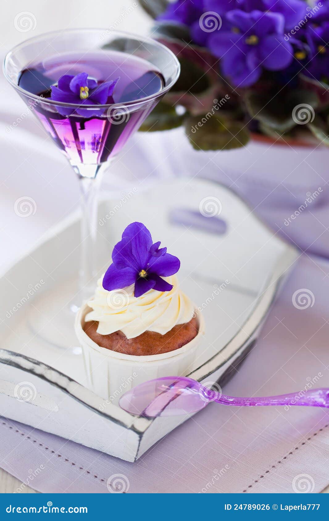 Bigné e cocktail viola fotografia stock. Immagine di dolce - 24789026