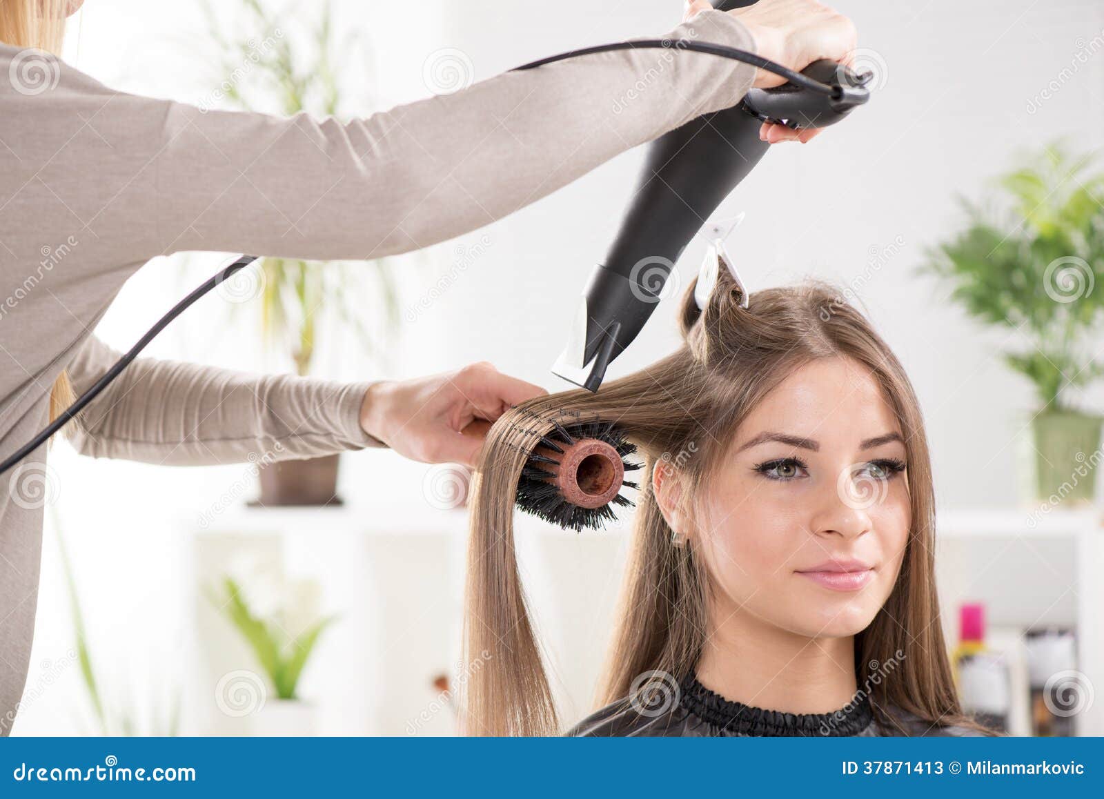 Bij de kapper. stock afbeelding. Image of glimlachen - 37871413