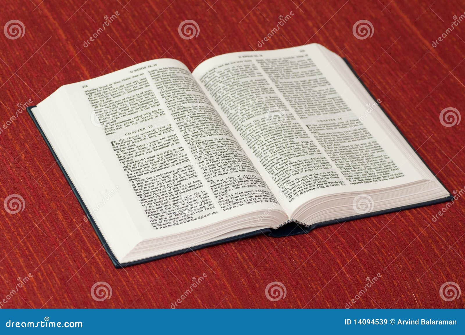 Bijbel stock afbeelding. Image of lees, kerk, literatuur - 14094539