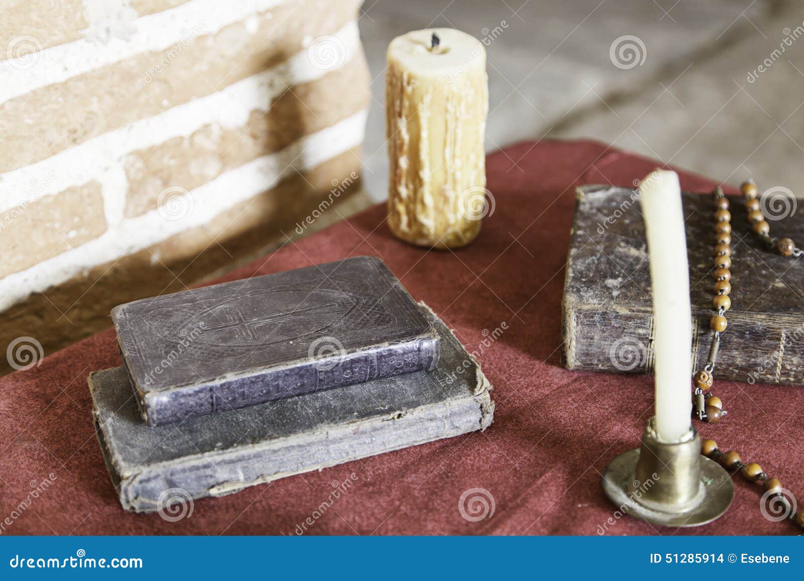 Bijbel En Rozentuin Om Te Bidden Stock Foto - Image of geloof, christus ...