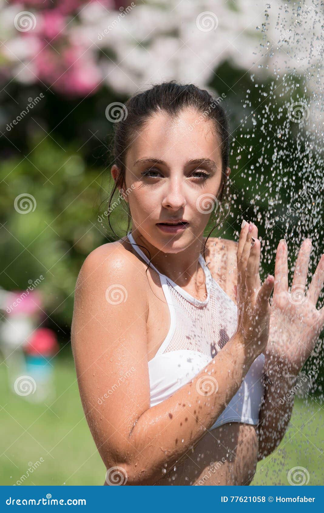 Bikini Dusage De Fille Se Tenant Sous La Douche Extérieure De Piscine