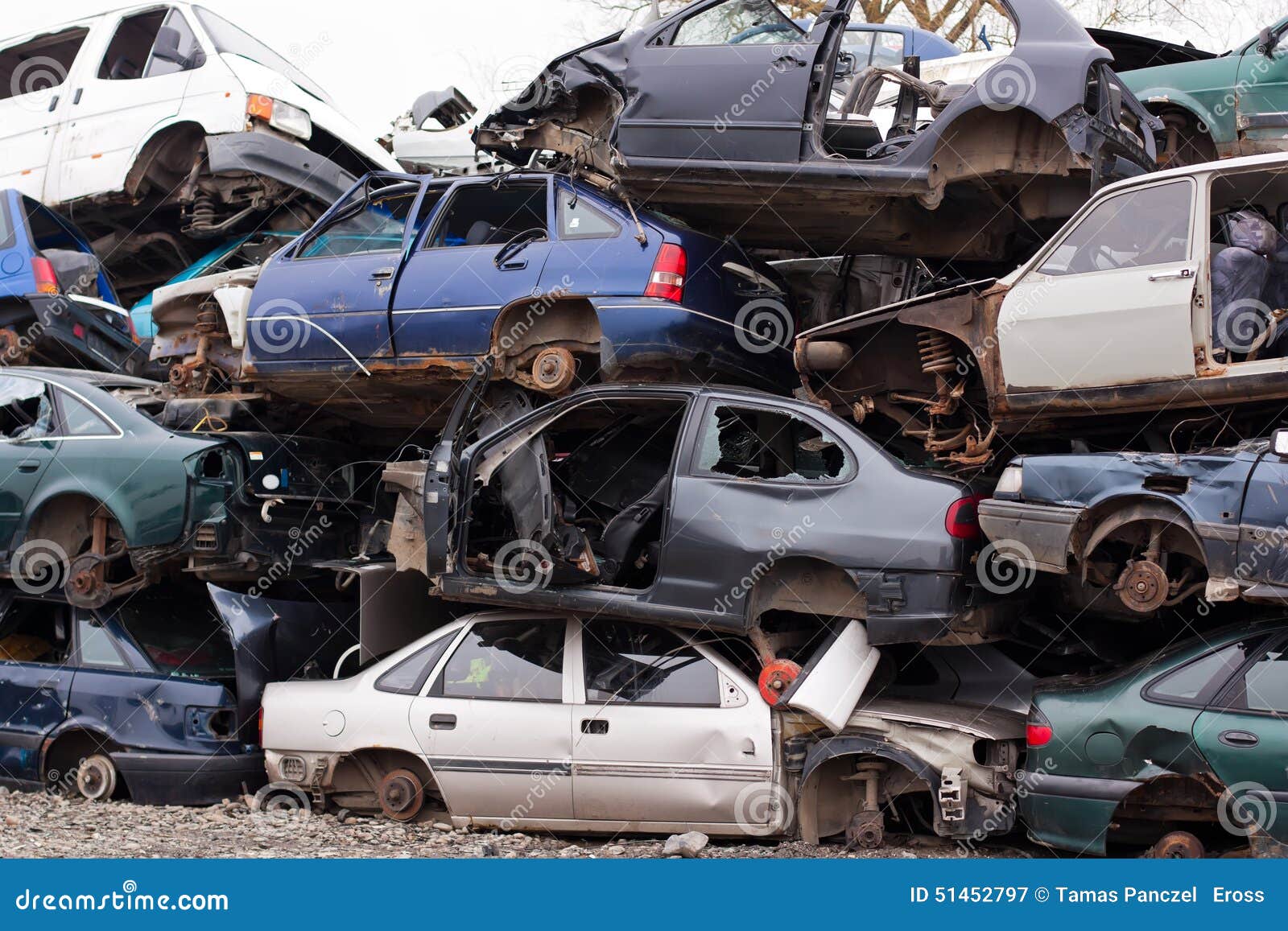 Bilar i skrot fotografering för bildbyråer. Bild av bilar - 51452797