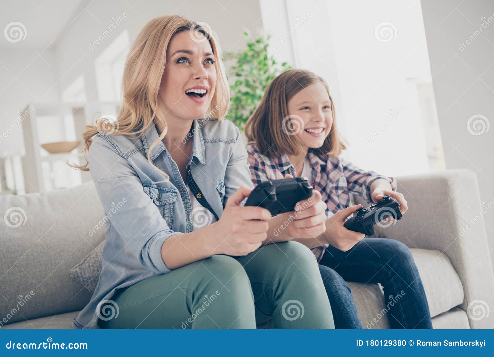 Bild Av En Rolig Blond Dam Mamma Som Sitter I Komfy Couch Hold