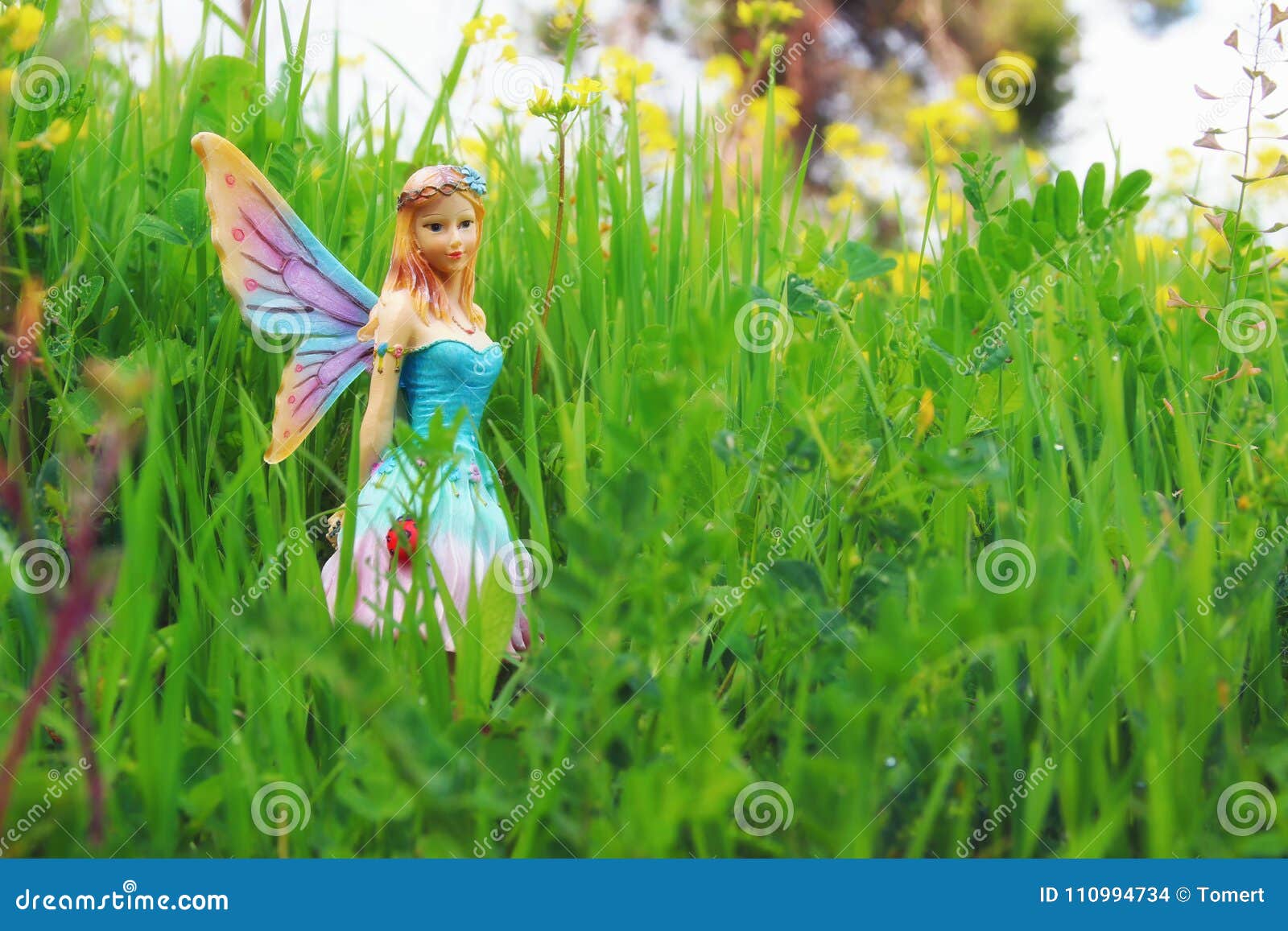 Bild Der Magischen Kleinen Fee Im Wald Stockfoto - Bild von kind ...