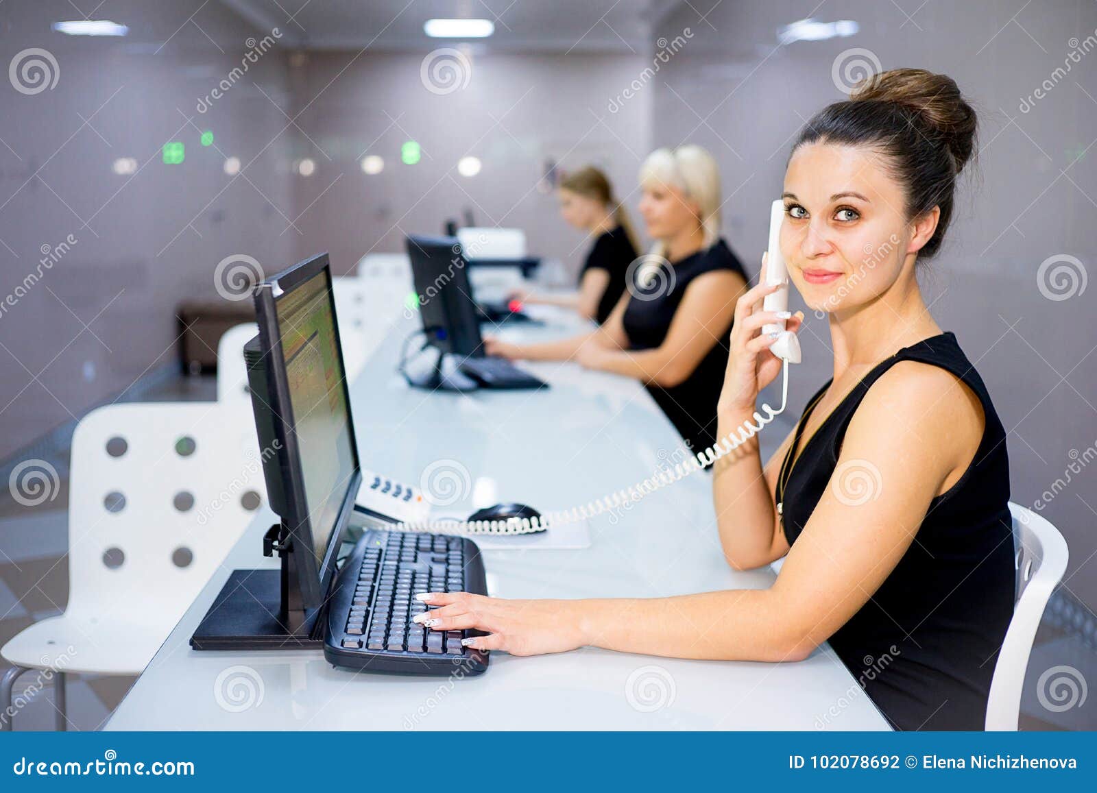 Bild eines Call-Centers stockfoto. Bild von mikrophon - 102078692