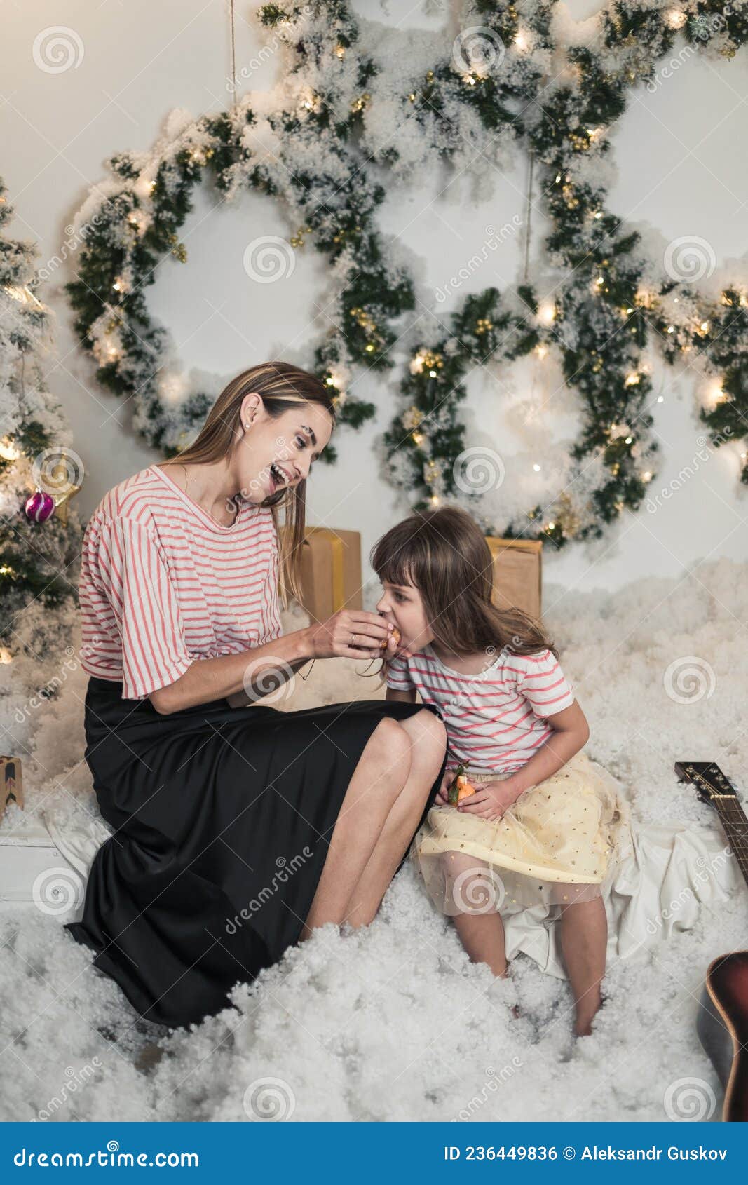 Bilden Av En Vacker Mor Och En Söt Dotter Har Kul Tillsammans