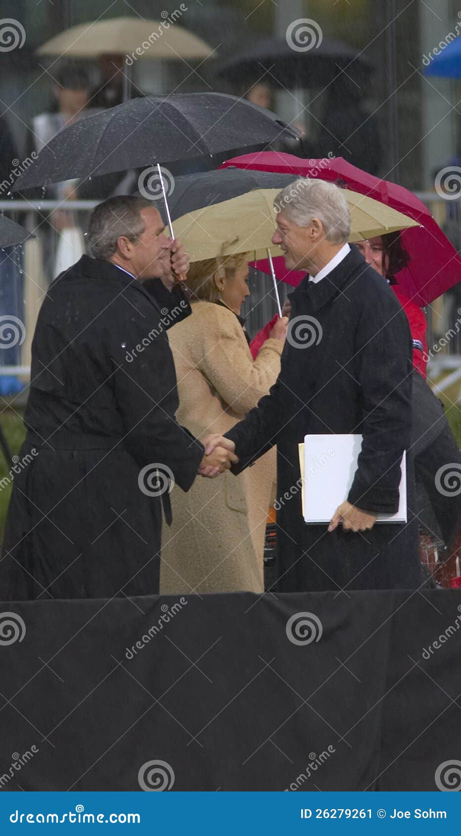 Bill Clinton Shakes Hands with George W Bush Editorial Photo - Image of ...