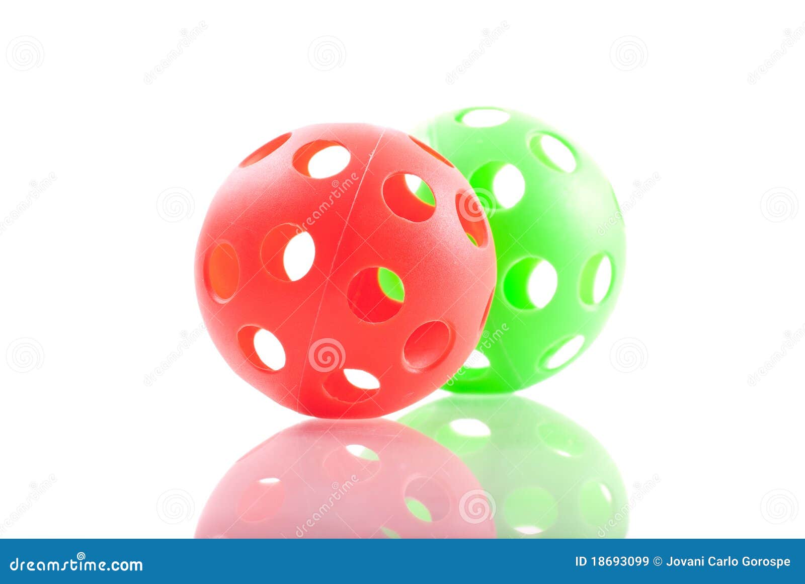 Billes rouges et vertes image stock. Image du enfance - 18693099