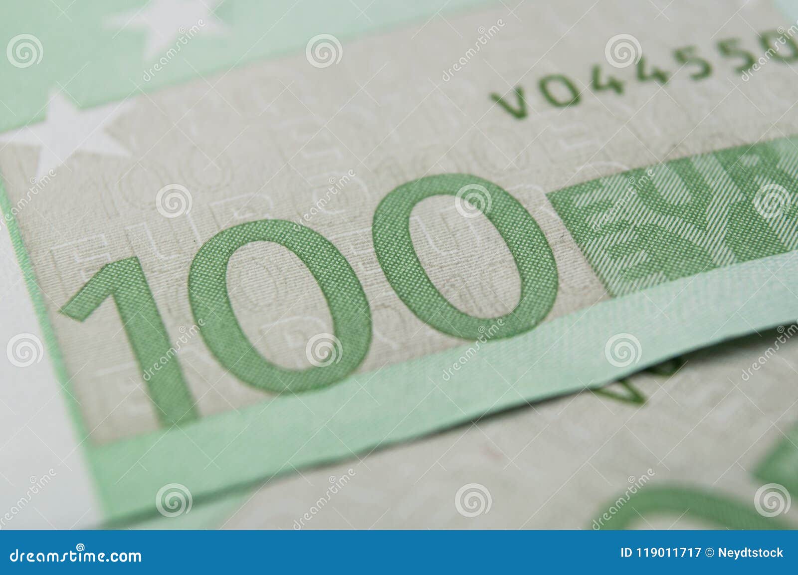 Billets De Banque De Cent Argents D'euros Image stock - Image du ... Billets De Banque De Cent Argents D'euros Image stock - Image du ...